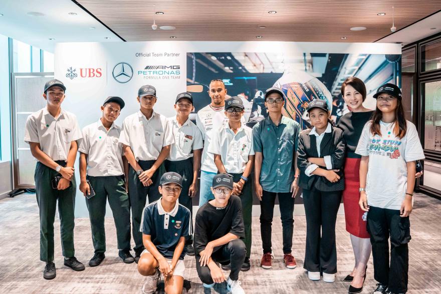 Seven-time F1 world champion Lewis Hamilton meets children from UBS ...