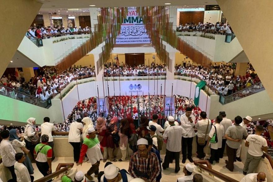 Thousands in attendance as Malaysian parties Umno and PAS ink unity ...